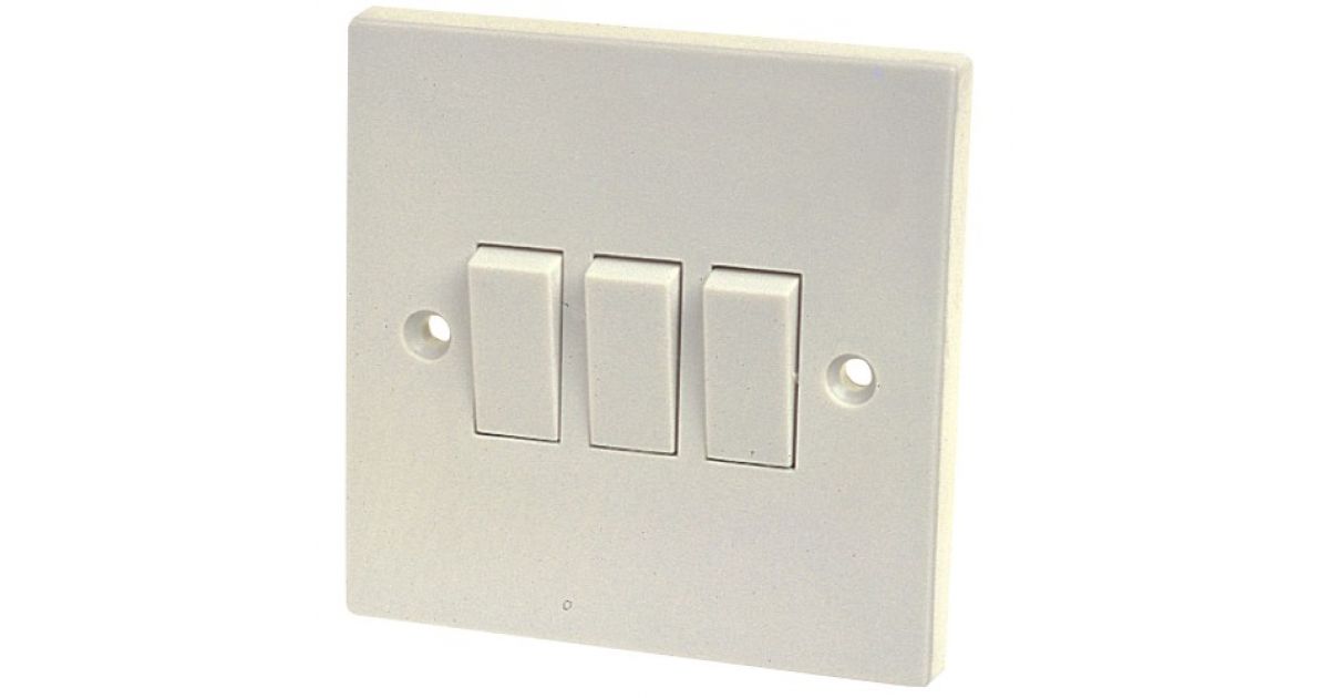 4404: Triple Light Switch, 10A, 3 Gang, 2 Way - £2.61
