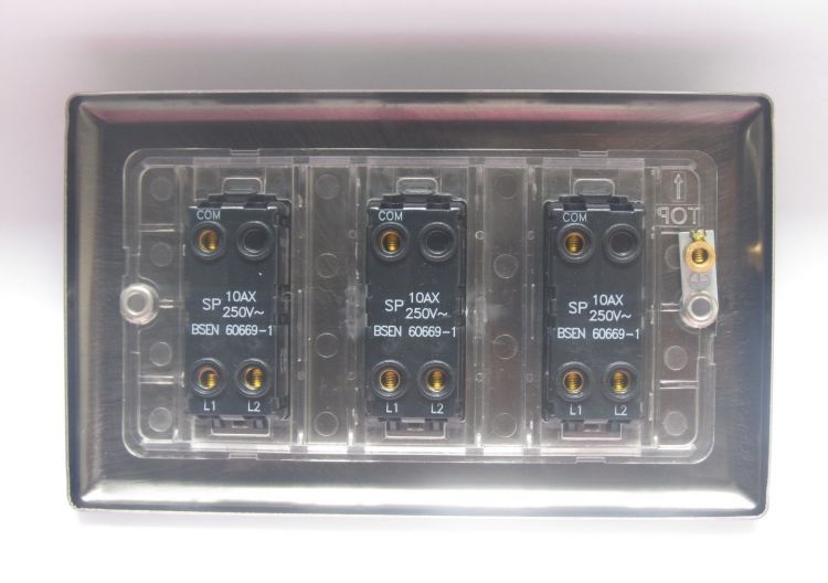 XG93W: Triple Light Switch, 10A, 3-gang, 2-way, classic