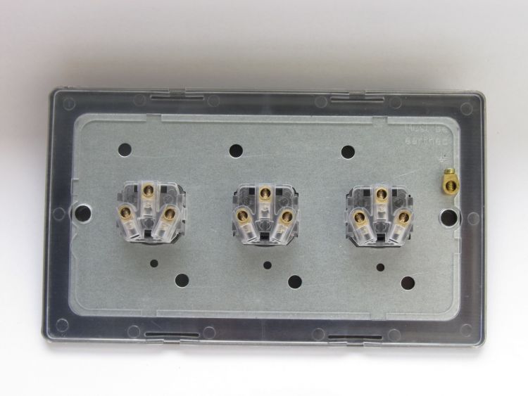 XDSP3S: Triple Push Switch, 6A, 3-gang, 2-way, screwless